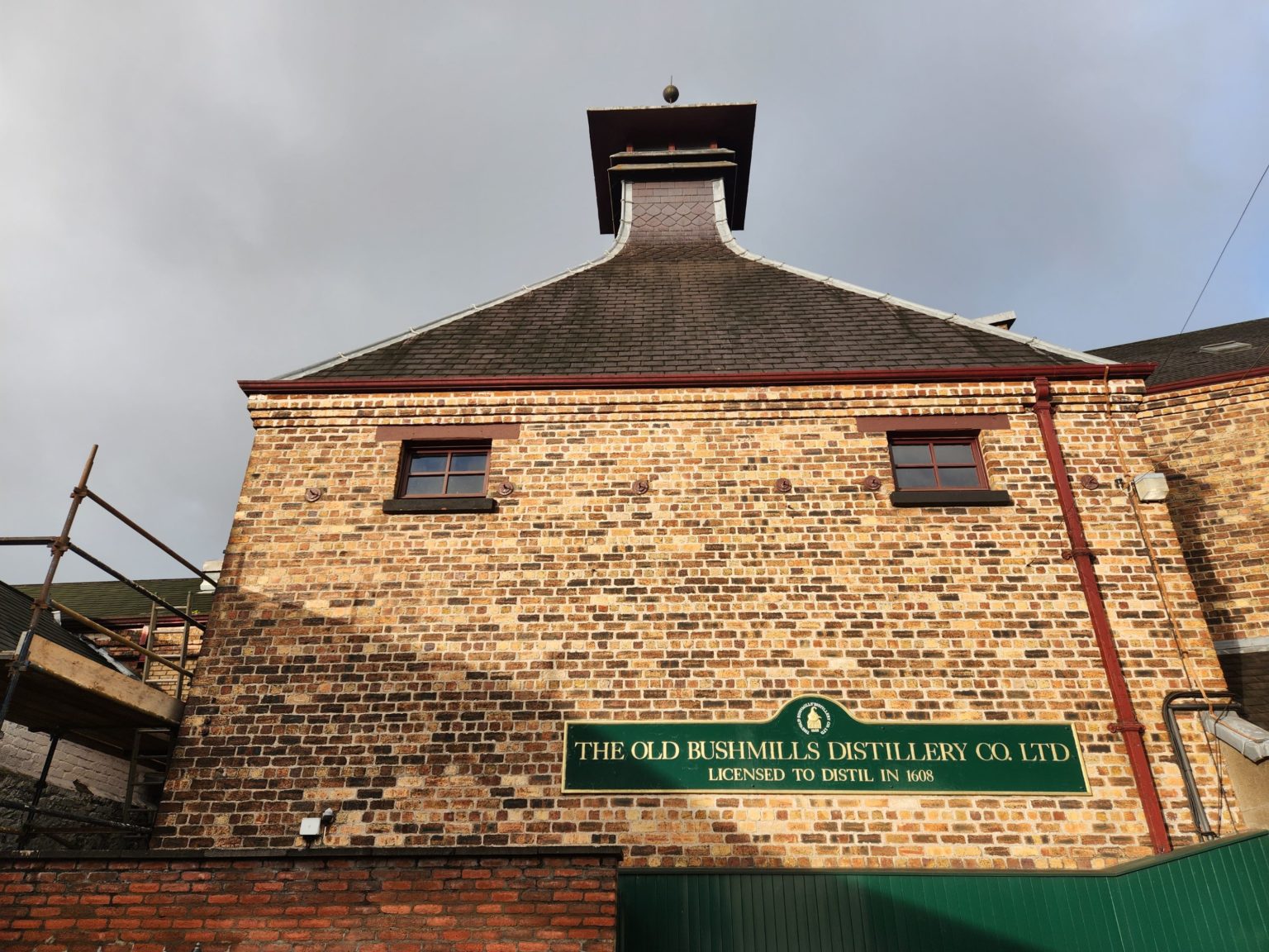 How to Take a Day Trip to Giant's Causeway and Old Bushmills Distillery